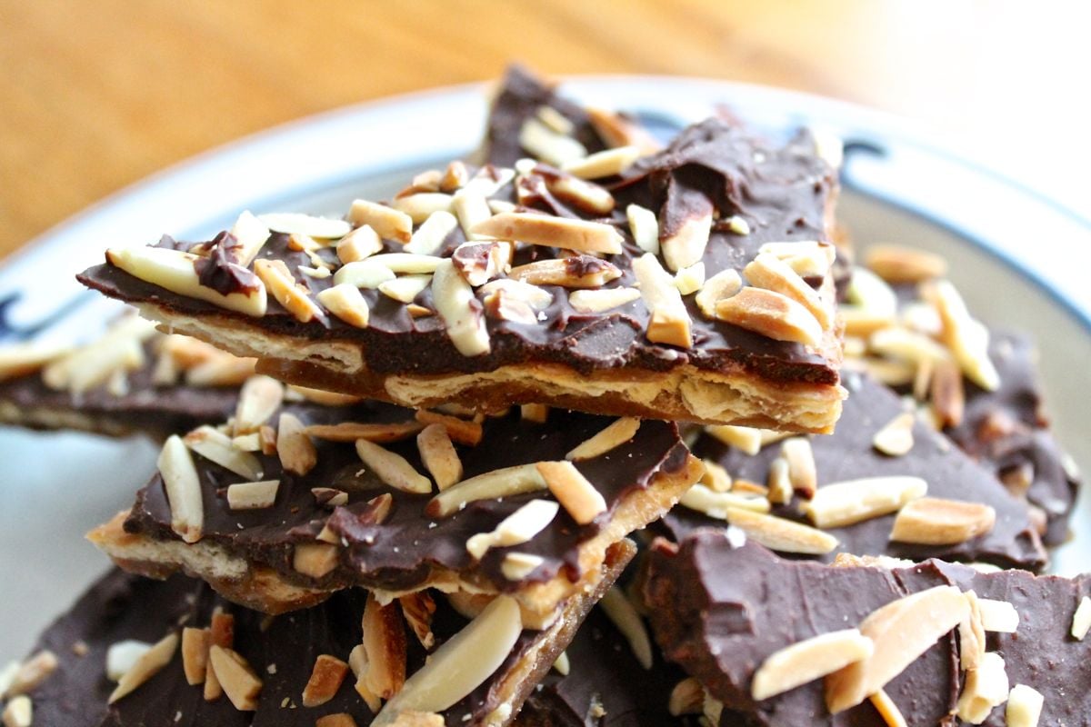 Crispy Chocolate Toffee Bark - thekittchen
