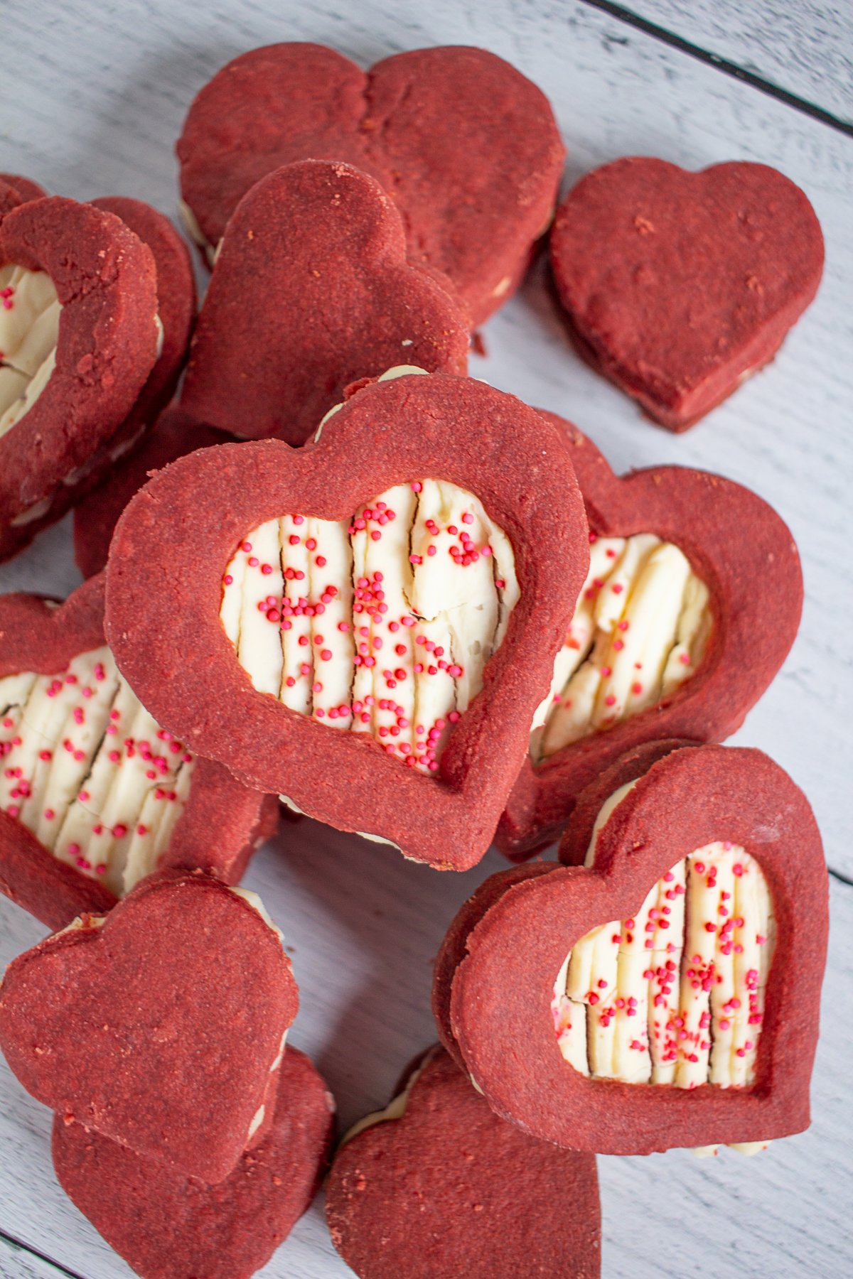 Red Velvet Shortbread Cookies with Cheesecake Filling - thekittchen
